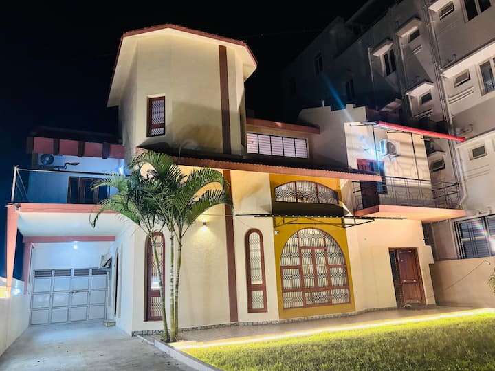 Majestic Villa: Luxurious 5bhk Ac, 50" Tv - Mysuru