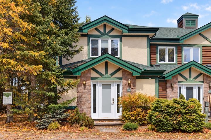 Serene Golf Chalet Near Tremblant W/ Fire Pit! - Mont-Tremblant