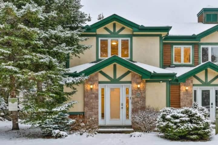 Serene Golf Chalet Near Tremblant W/ Fire Pit! - Mont-Tremblant