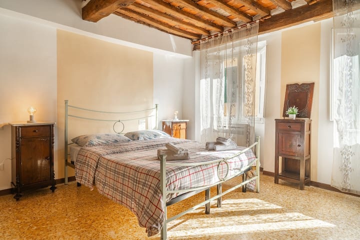 La Finestra Sull'anfiteatro - Lucca