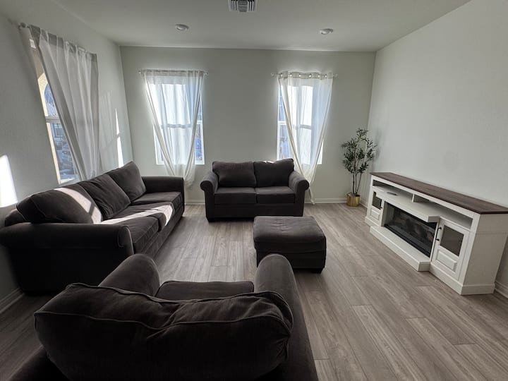 New House In Ontario 3b 2.5b+den - Ontario, CA