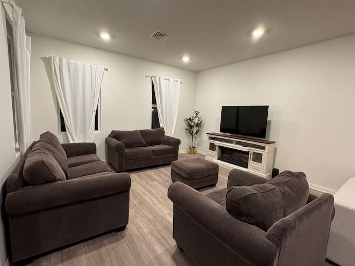 New House In Ontario 3b 2.5b+den - Ontario, CA