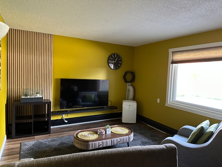 Modern & Cozy Condo Unit - Canada