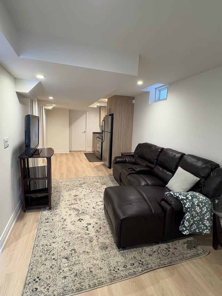 Spacious & Private 1 Bed Suite - Vaughan