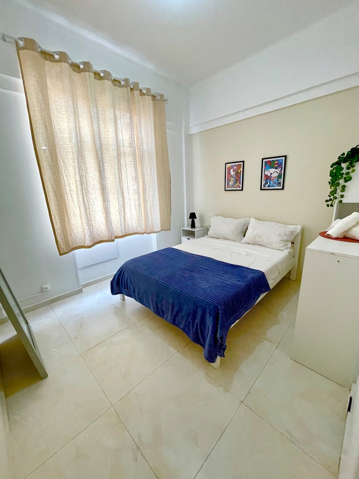 Lindo Quarto Em Copacabana Coladinho Na Praia! - Rio de Janeiro