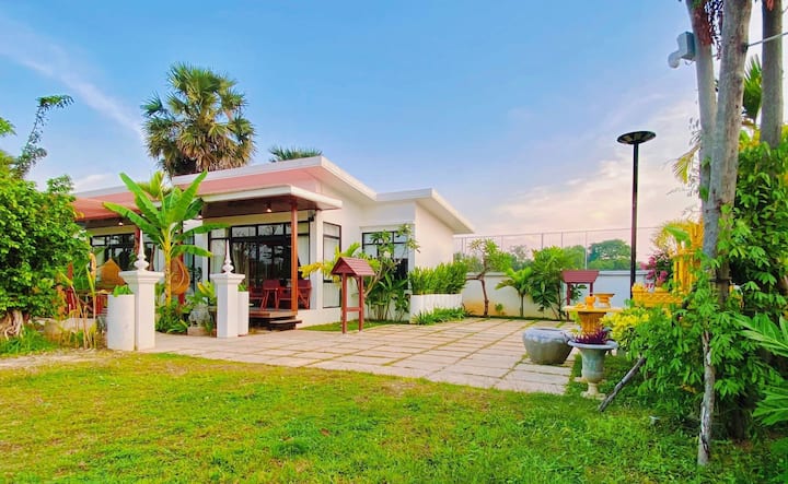 Luxury 4-br Bungalow With Sofa,pool & Garden - Camboya
