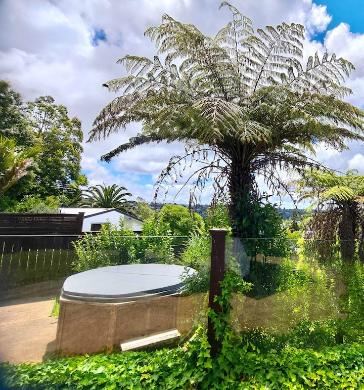 Spacious Spa Retreat｜7 Brs｜movie Lounge｜bush Views - Auckland