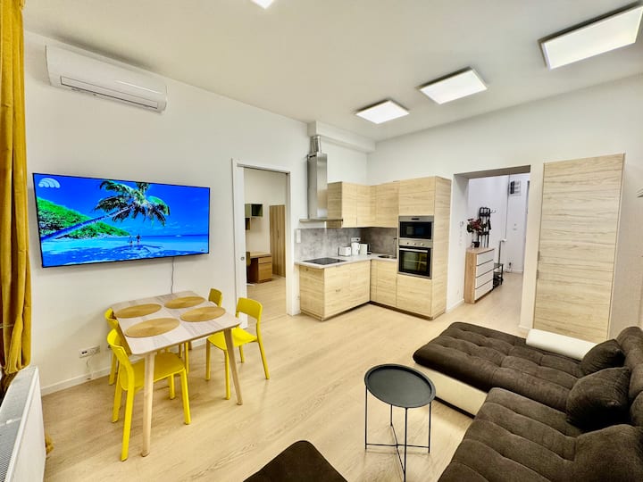 Deluxe Ap Ensuite Bedrooms & Balcony + Free Garage - Budapest