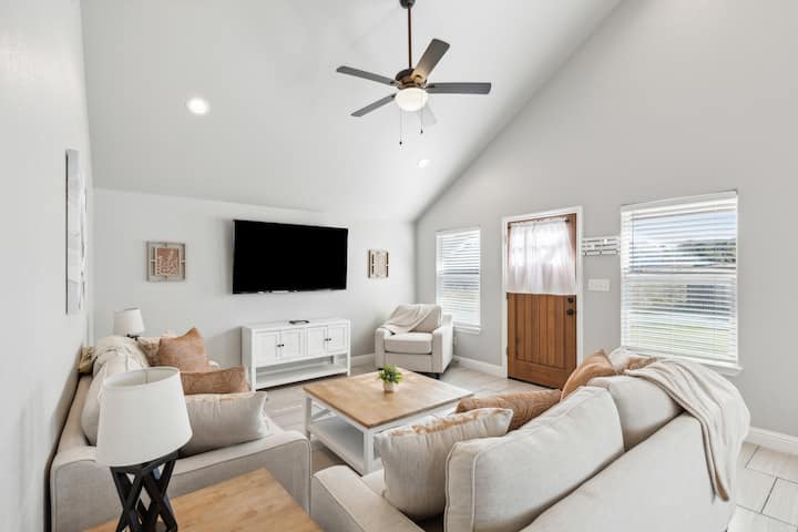 Granbury's San Gabriel Hideout! - Granbury, TX