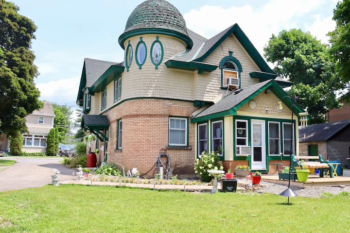 Spacious Summer House Retreat • Private 2br Suite - Smiths Falls