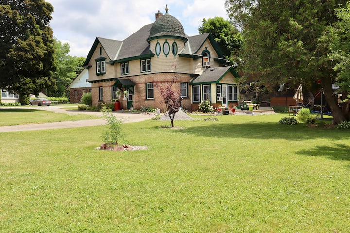 Spacious Coach House Retreat • Private 2br Suite - Smiths Falls