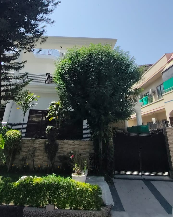 Luxury 5bhk Villa|f-11 Prime Location|free Parking - Iszlámábád