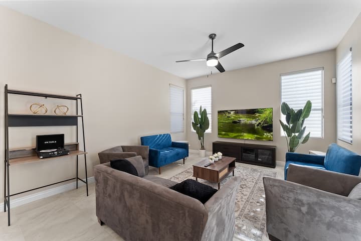 Upscale Retreat-pool -Renovated 4bed 2 Bath. - Phoenix, AZ