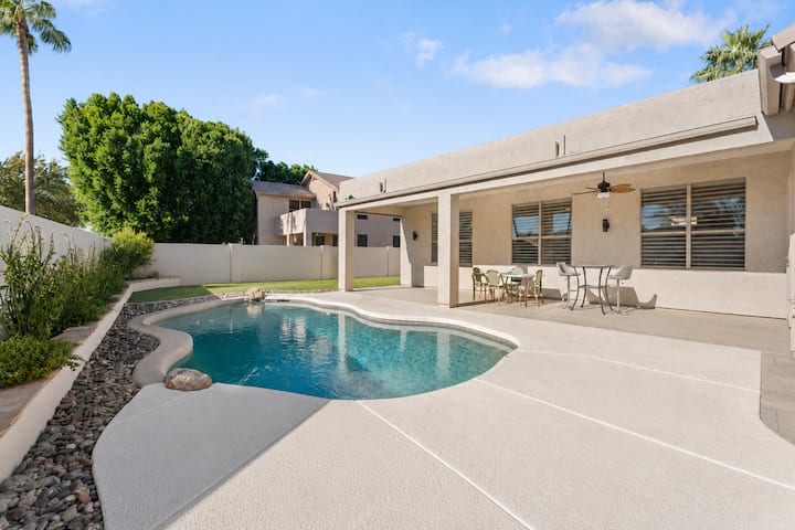 Beautiful Retreat-pool -Renovated 4bed 2 Bath! - Glendale, AZ