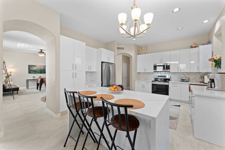 Family Retreat-pool -Renovated 4bed 2 Bath - Glendale, AZ
