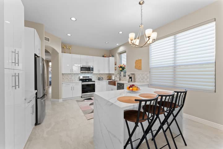 Upscale Retreat-pool -Renovated 4bed 2 Bath! - 글렌데일