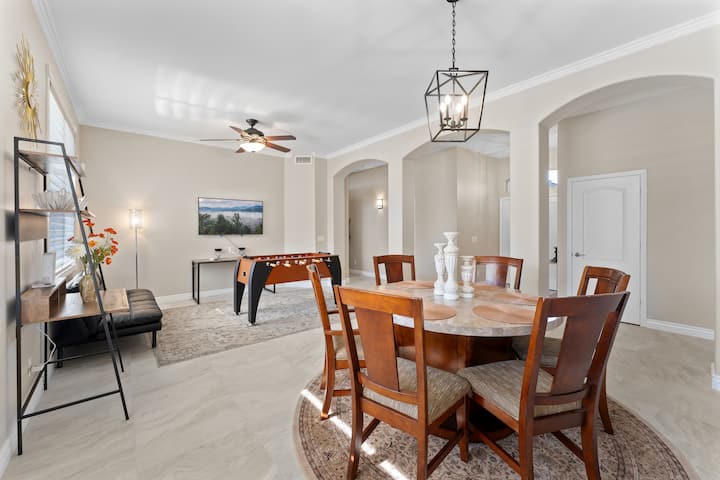 Upscale Retreat-pool -Renovated 4bed 2 Bath! - Glendale, AZ