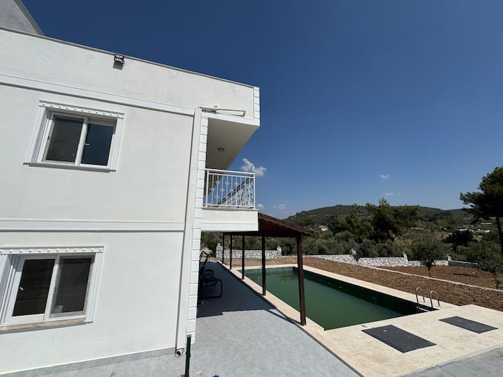 Doğayla Içiçe Havuzlu Geniş Ev - Menderes