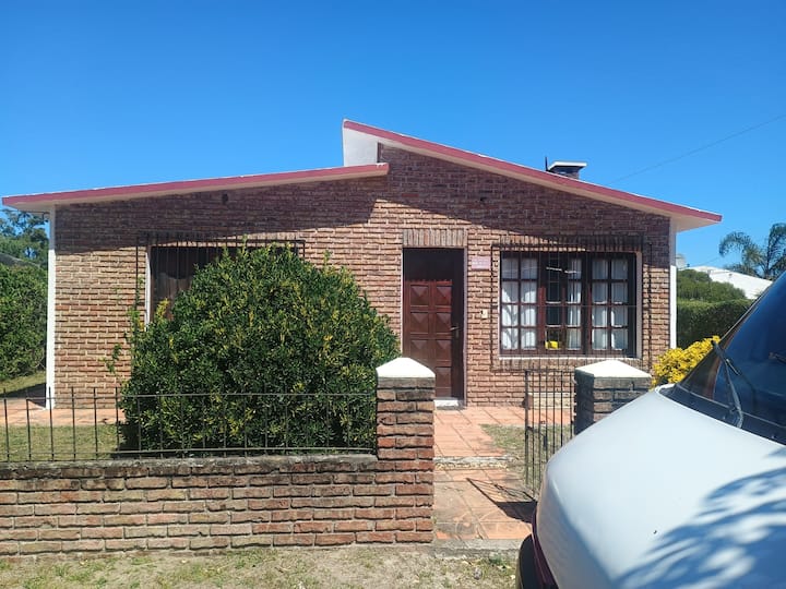 Casa A 8 Cuadras De La Playa - Atlántida