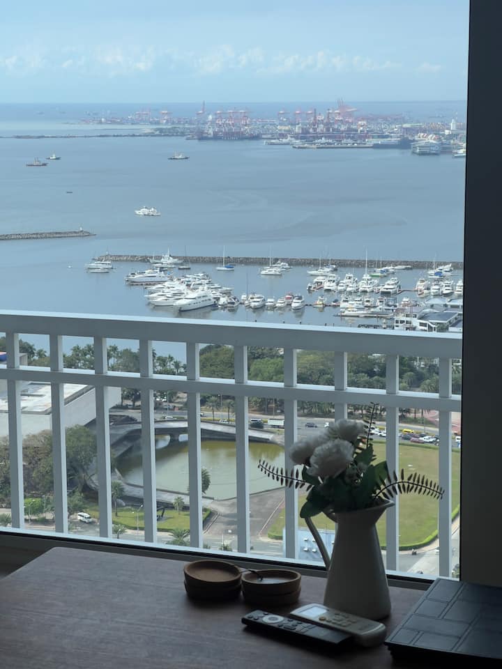 Sophisticated Penthouse Studio W/ City & Bay View - Manila