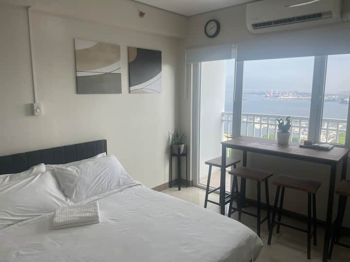 Sophisticated Penthouse Studio W/ City & Bay View - Pasay