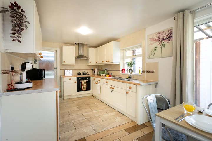 Spacious 5-bed Garden Home With Parking & Wifi - Nottingham