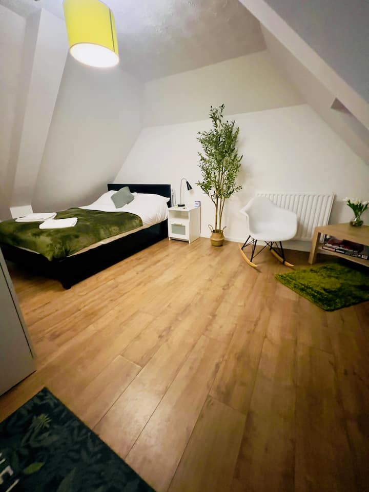 5 Double Rooms | Sleeps 14 ! | Long / Short Term - Nottingham