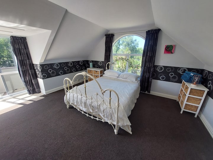 Sunny Spacious Room In Large House Near Beach - Pegasus