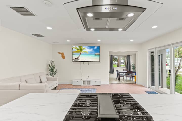 Entire Charming Beachside 3/2 House With King Bed - Pompano Beach, FL