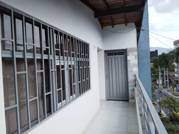 Apartamento Cerca Al Estadio. Dos Estaciones Tren. - Medellín, Colombia