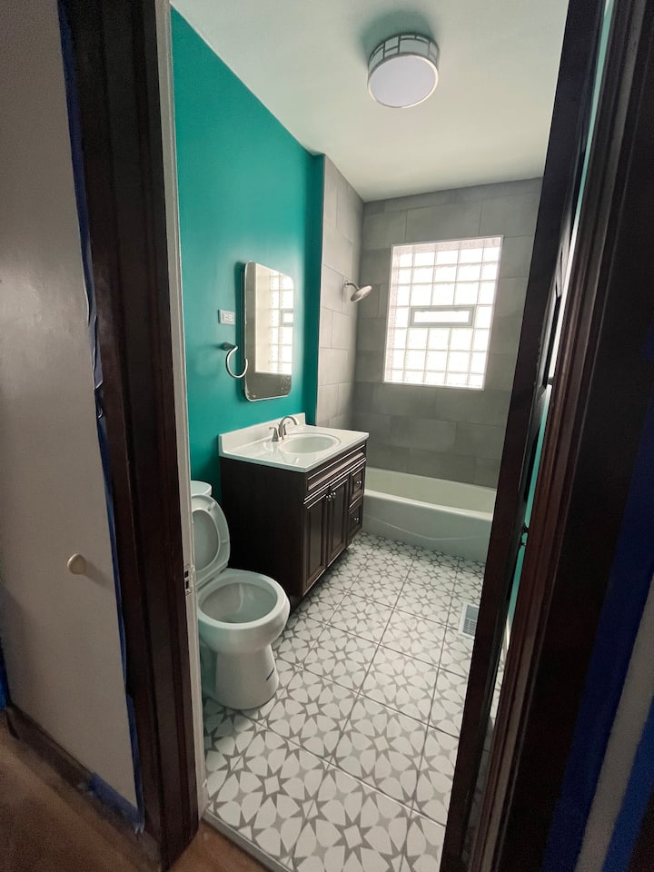 3 Bdr, 1 Bth, 8 Guests - Grant Park, IL