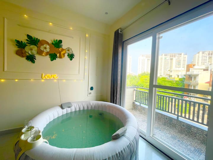 42. 1bhk Jacuzzi Lux Apt Couple, Cozy By Instay -
