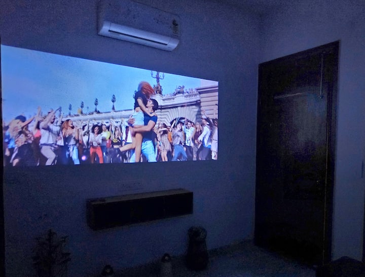 42. 1bhk, Lux Cozy Apt, Pvt Theatre Exp, By Instay - 