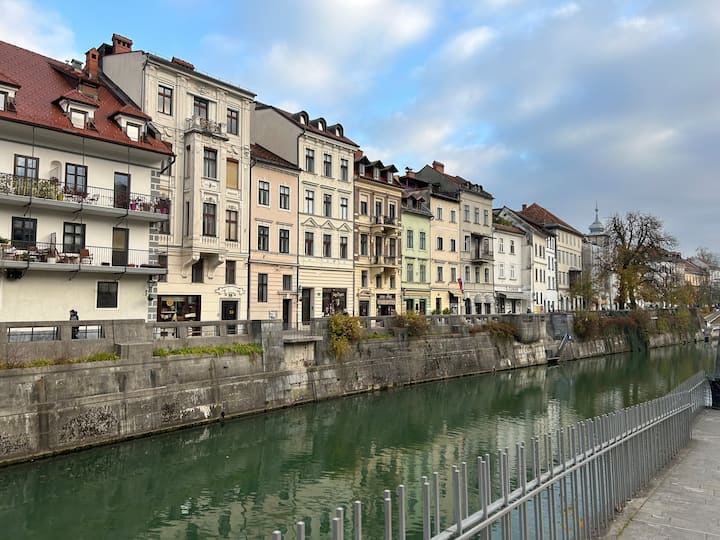 Elegant Riverfront Apartment In Old Town Ljubljana - Ljubljana