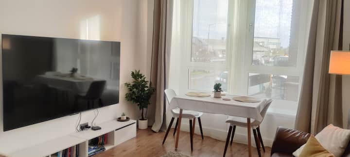 Central 1-bed Flat | Walk To Shops, Pubs & Station - Ayrshire