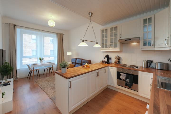 Central 1-bed Flat | Walk To Shops, Pubs & Station - Ardrossan, UK
