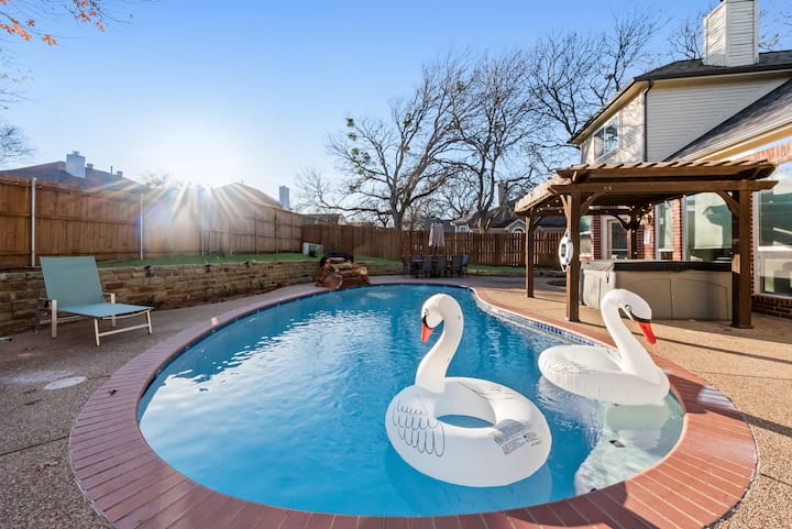5br Luxury Stay • Dive Into Pool & Theater Fun - North Richland Hills, TX
