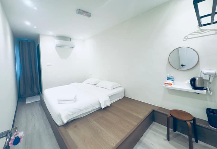 M4 Inn 103 仙本那市中心大床房｜独立卫浴｜步行海鲜市场2分钟| 步行跳岛游码头5分钟 - Semporna