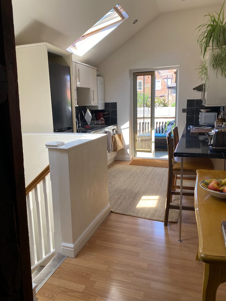 Room In 2 Bedroom Town House, Market Square - Shrewsbury