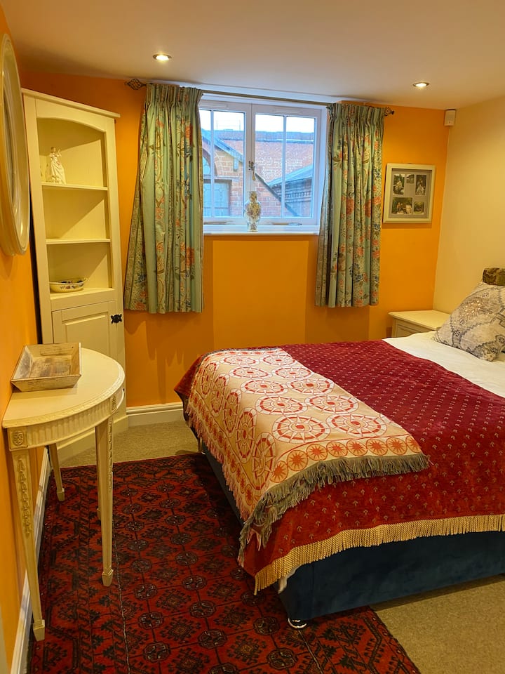 Room In Town House, Market Square - Shrewsbury