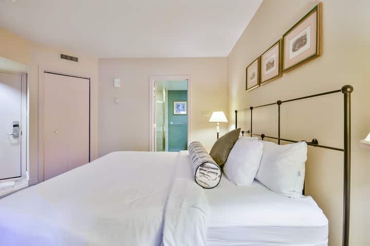 Classic Spacious Studio/pullout Couch Suite! - Horseshoe Valley