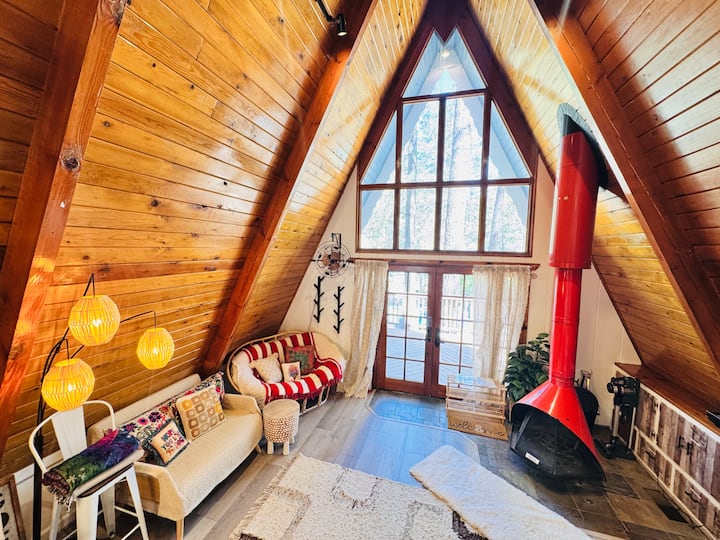 Charming A-frame, King Bed, Unique, Central Heat - Mount Baldy, CA