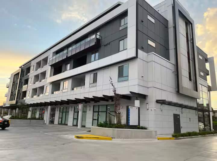 Central Condo With Ac And Private Balcony - 써리