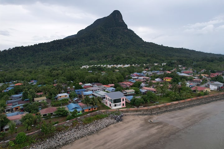 Beach House:sea, Views & Bbq. - Lundu