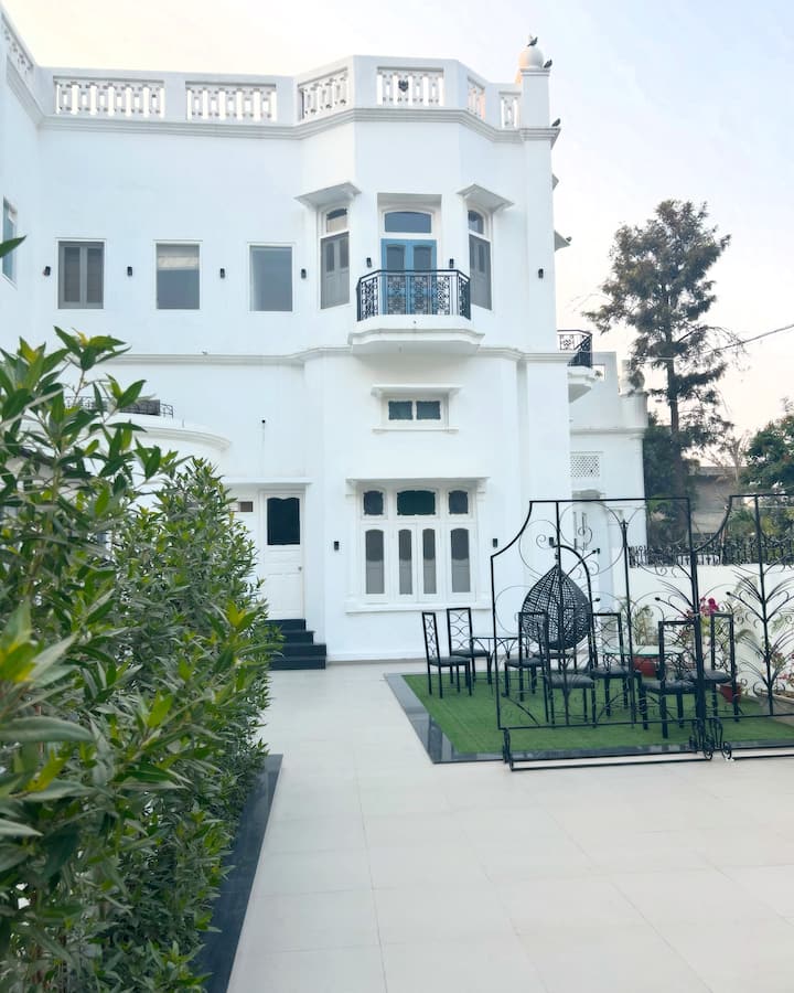 Grand Villa King Room - Balcony - Amritsar