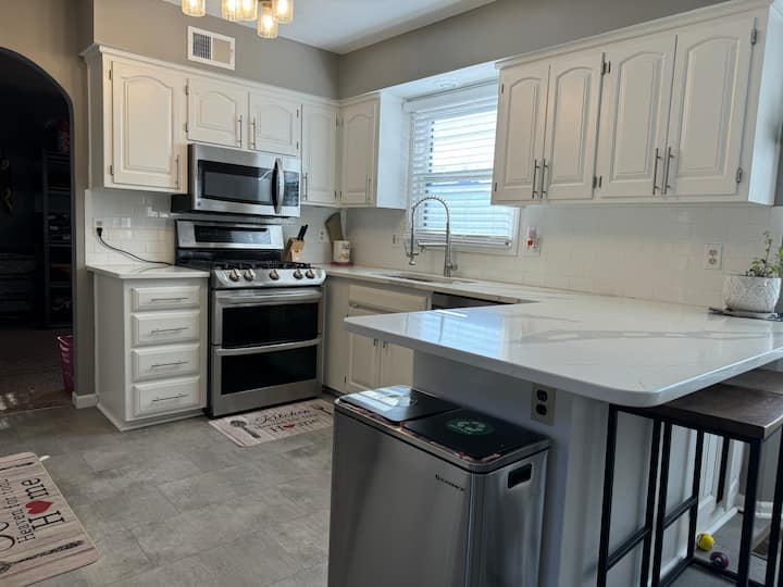 Beautiful Safe Home Quiet Area. - Overland Park, KS