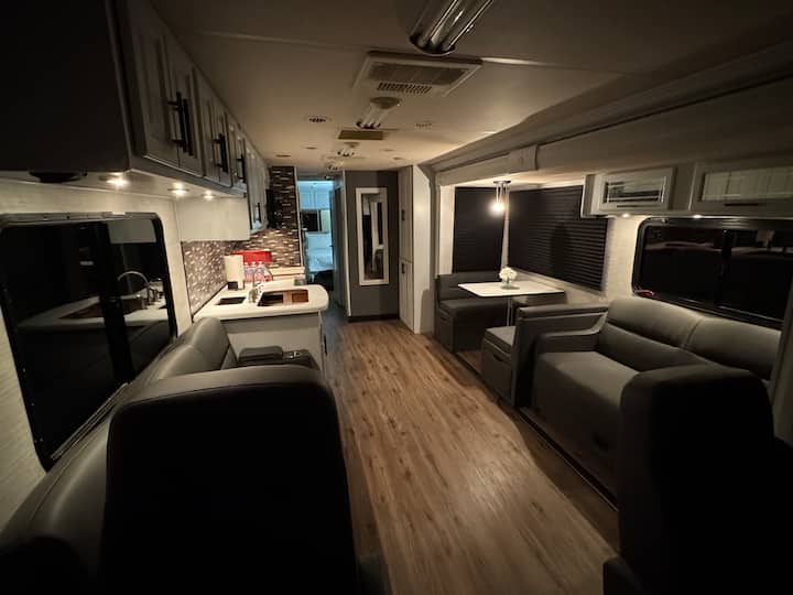 Quick Getaway In This Spacious 36' Rv - Camarillo, CA