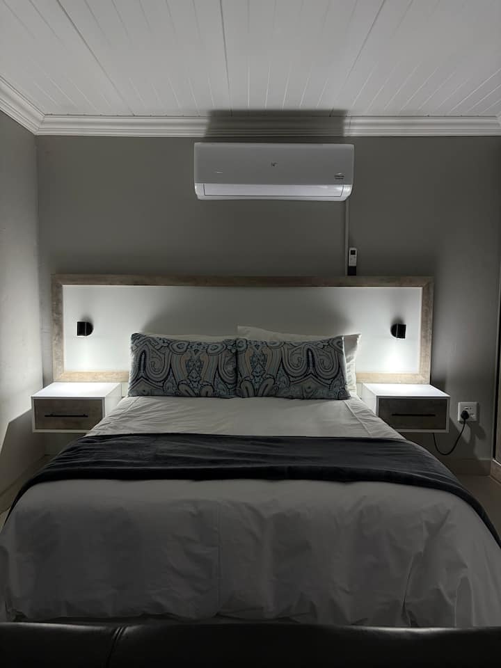 Divine1: Elegant Luxury Suite - Bloemfontein