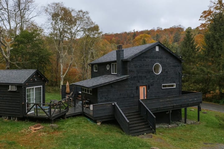 The Black Bear Cottage With Tiny House & Hot Tub - Livingston Manor, NY