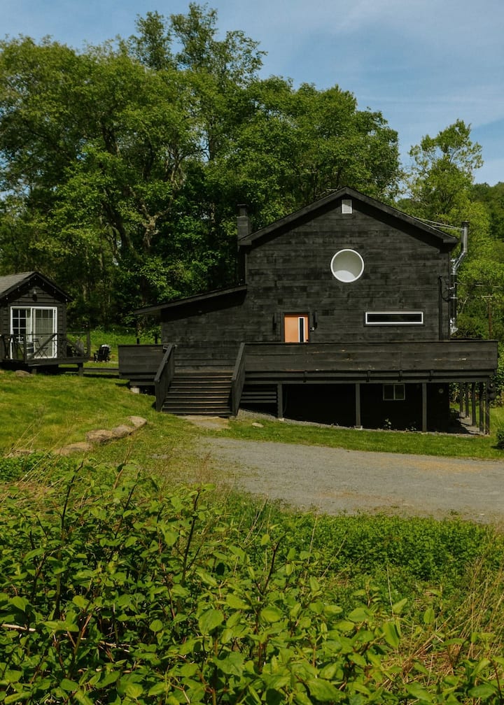 The Black Bear Cottage With Tiny House & Hot Tub - Livingston Manor, NY